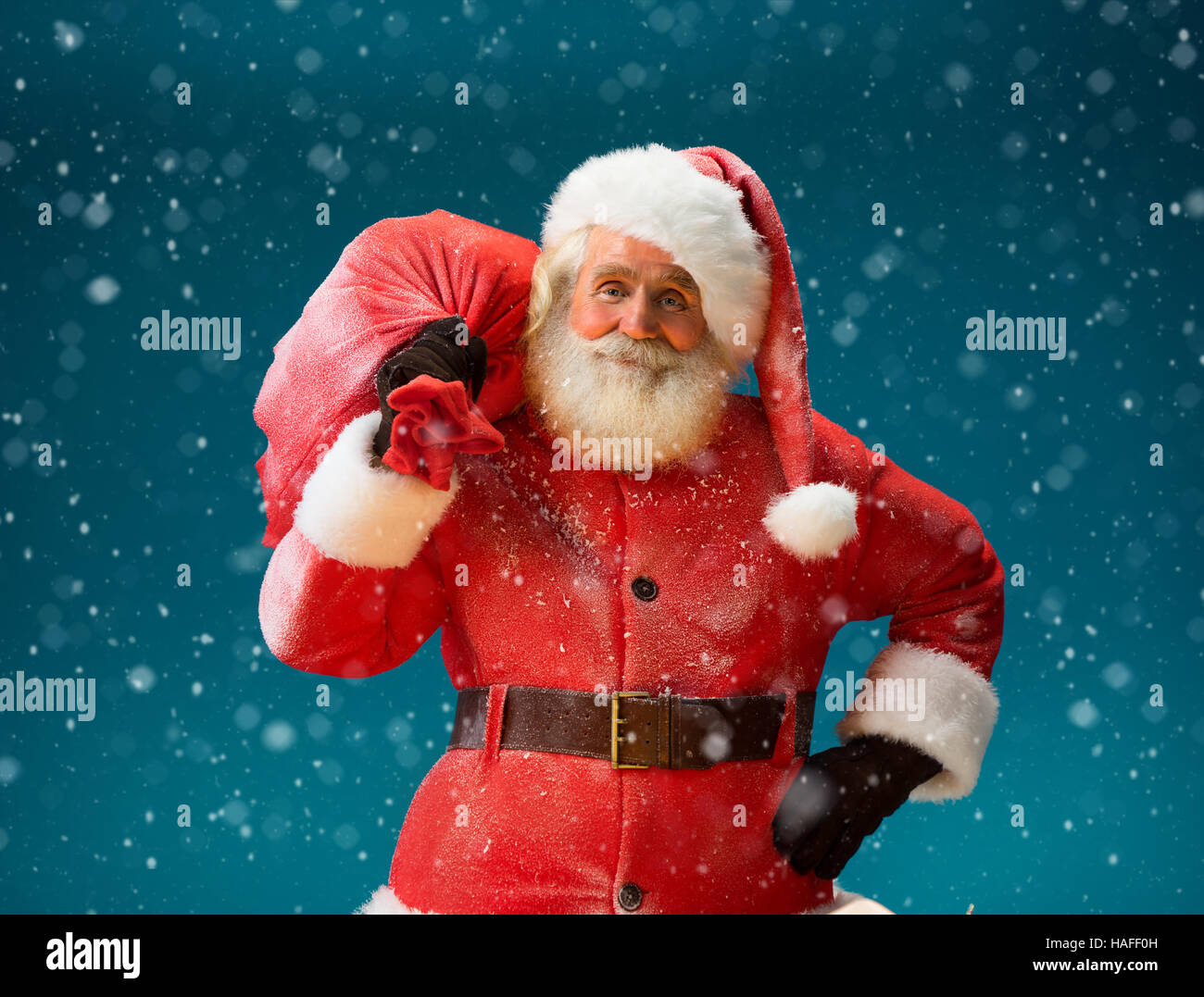 Weihnachtsmann mit geschenk -Fotos und -Bildmaterial in hoher Auflösung ...