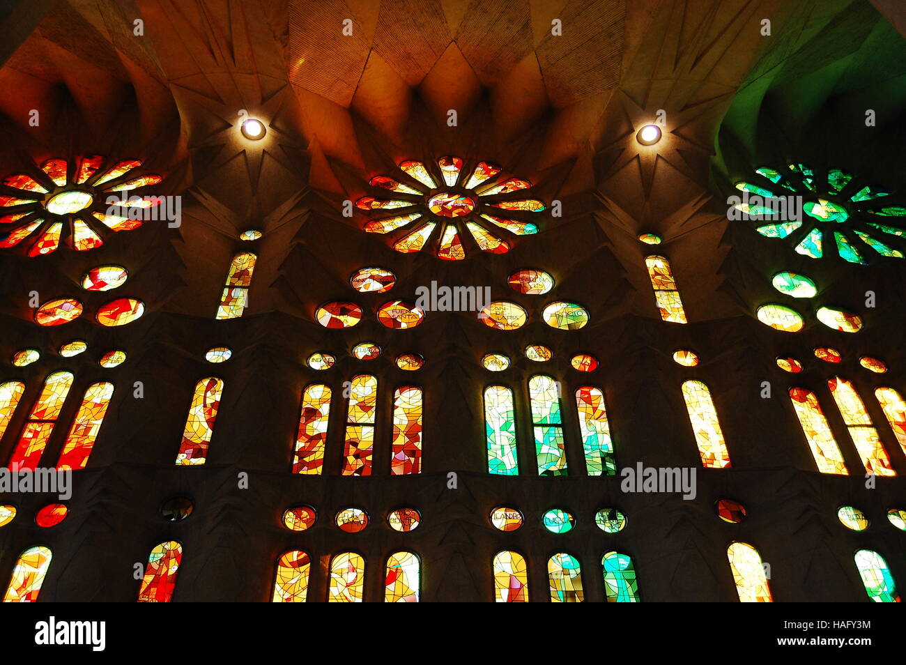 Befleckte fenster sagrada familia -Fotos und -Bildmaterial in hoher Auflösung – Alamy
