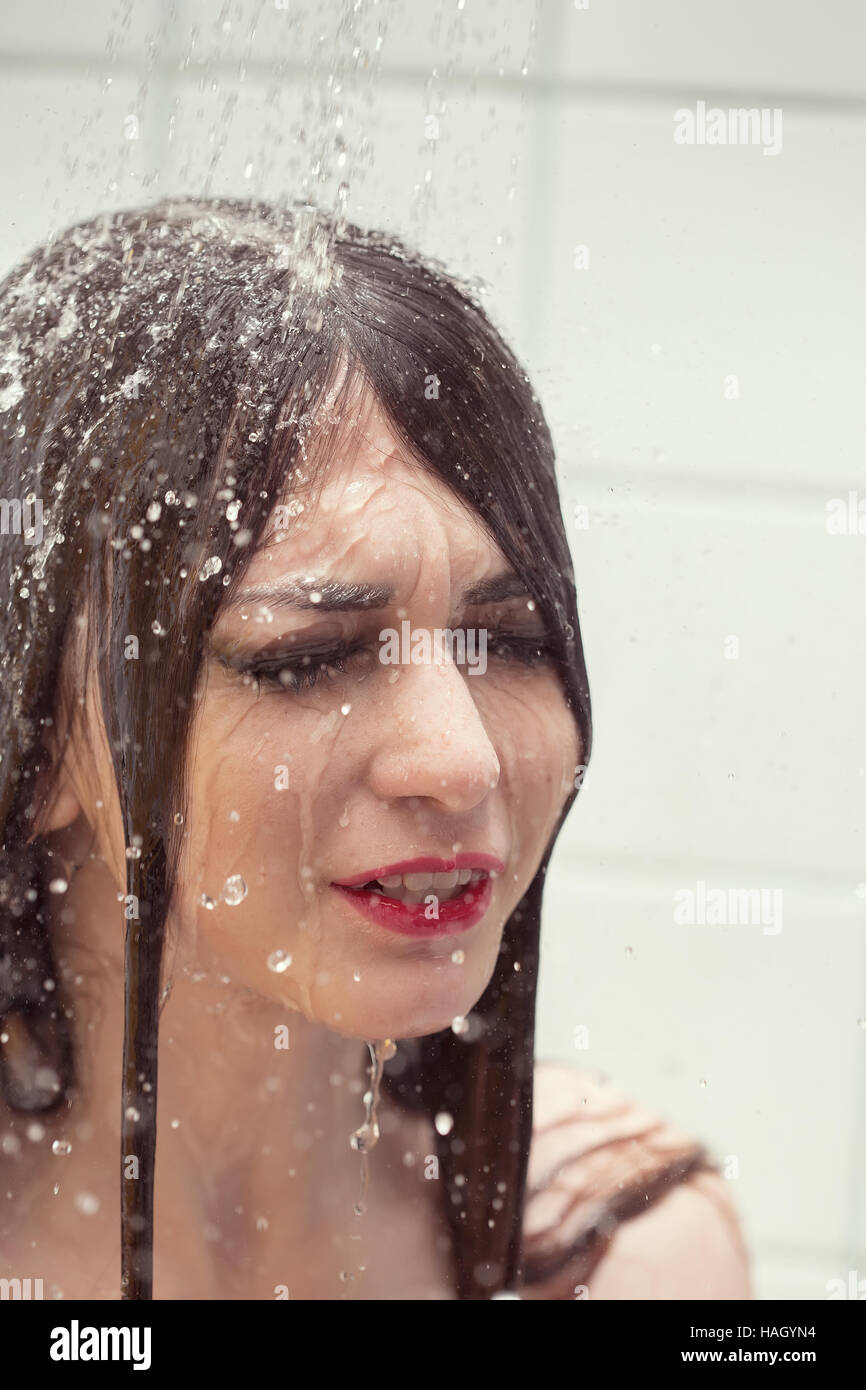 Mädchen Untet Der Dusche Fotos Und Bildmaterial In Hoher Auflösung