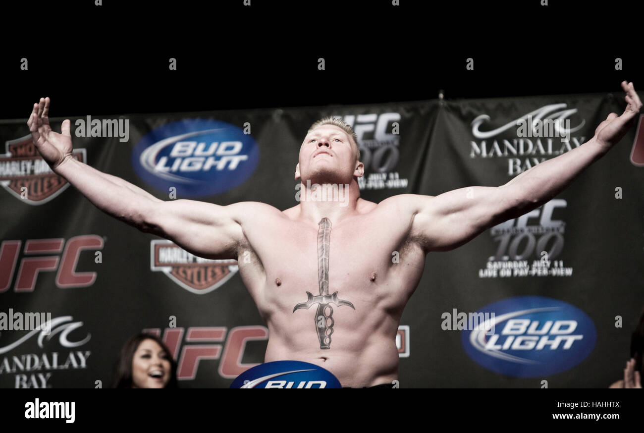 Brock lesnar ufc 100 weigh in -Fotos und -Bildmaterial in hoher ...