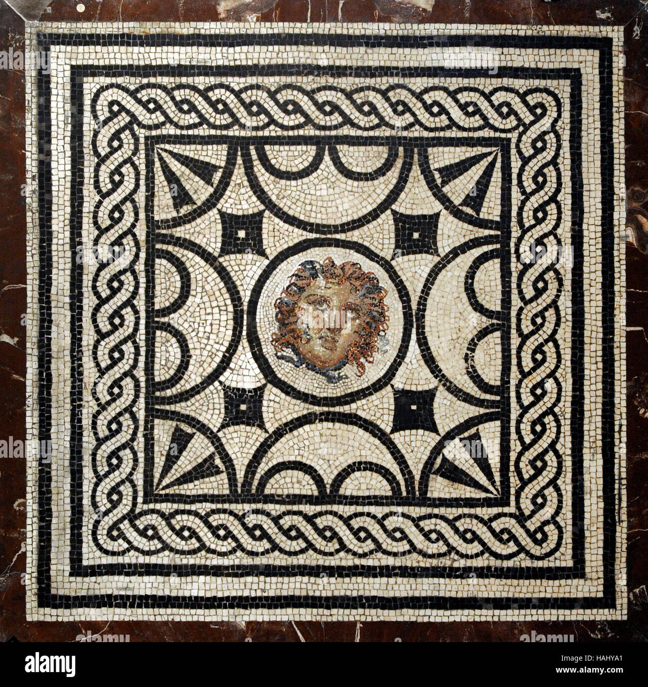 Römisches Mosaik. Emblem mit Haupt der Medusa. Pompeji, Haus der ...