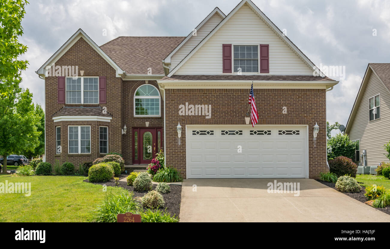 Middle class house -Fotos und -Bildmaterial in hoher Auflösung – Alamy