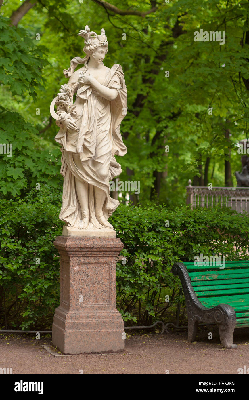 Skulptur der römischen Göttin Ceres (Demeter) im Sommergarten, St ...