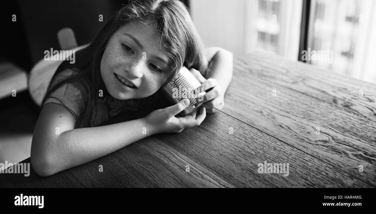 Mädchen mit blechdose telefonieren -Fotos und -Bildmaterial in hoher Auflösung – Alamy