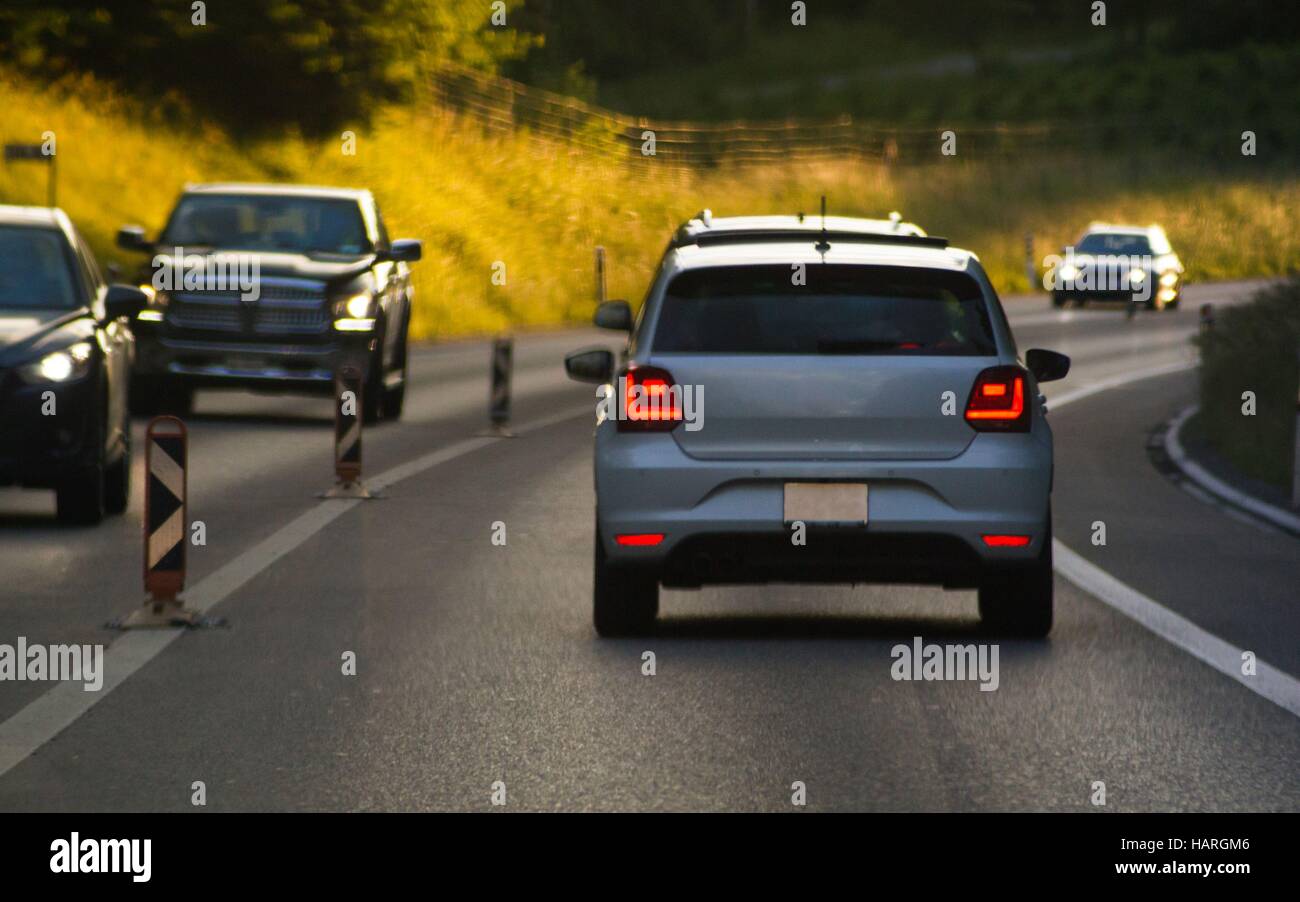 Autos fahren autobahn -Fotos und -Bildmaterial in hoher Auflösung – Alamy