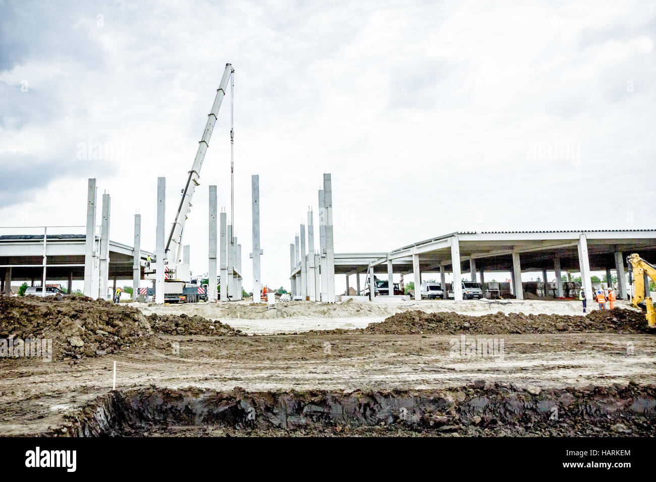 Mobiler Kran ist an Montage Beton Balken auf neue Gebäude in Betrieb ...