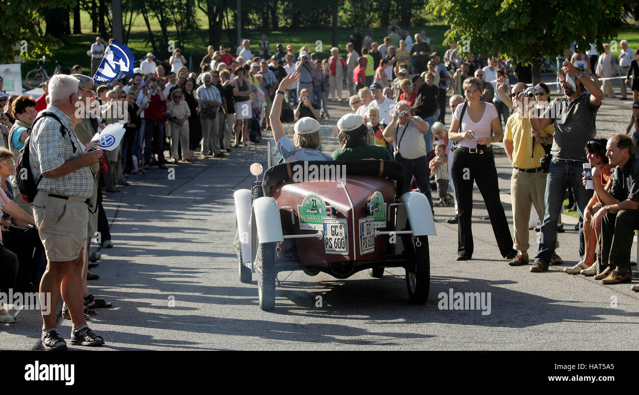 Auto an der Ziellinie der Sachsen Oldtimer Oldtimer-Rallye, Startnummer ...