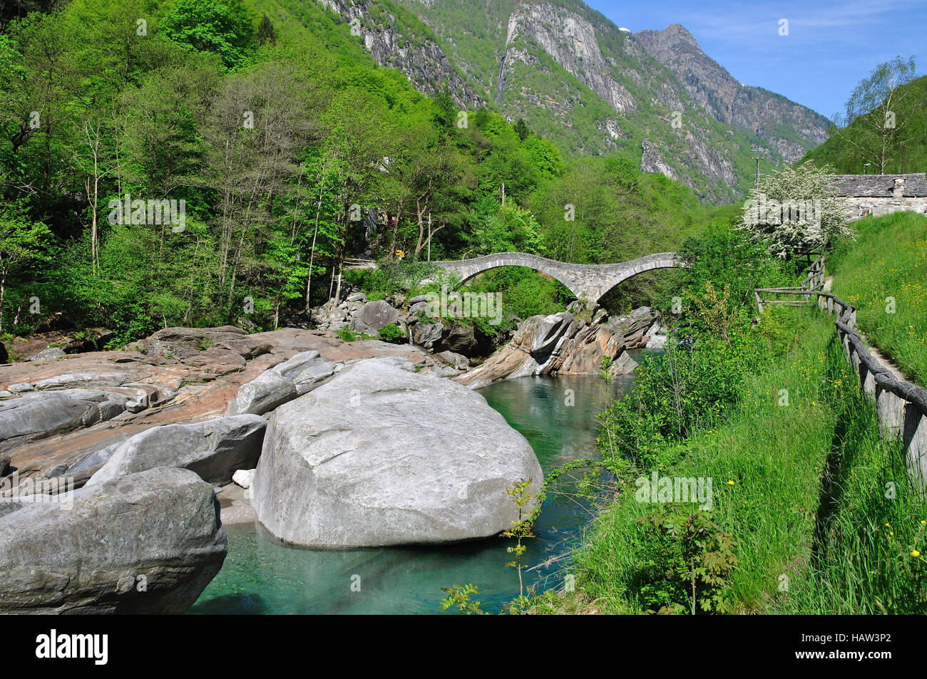 Verzascatal brücke -Fotos und -Bildmaterial in hoher Auflösung – Alamy