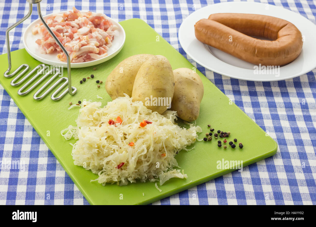Zutaten für typische holländische Schale Zuurkool mit Sauerkraut ...