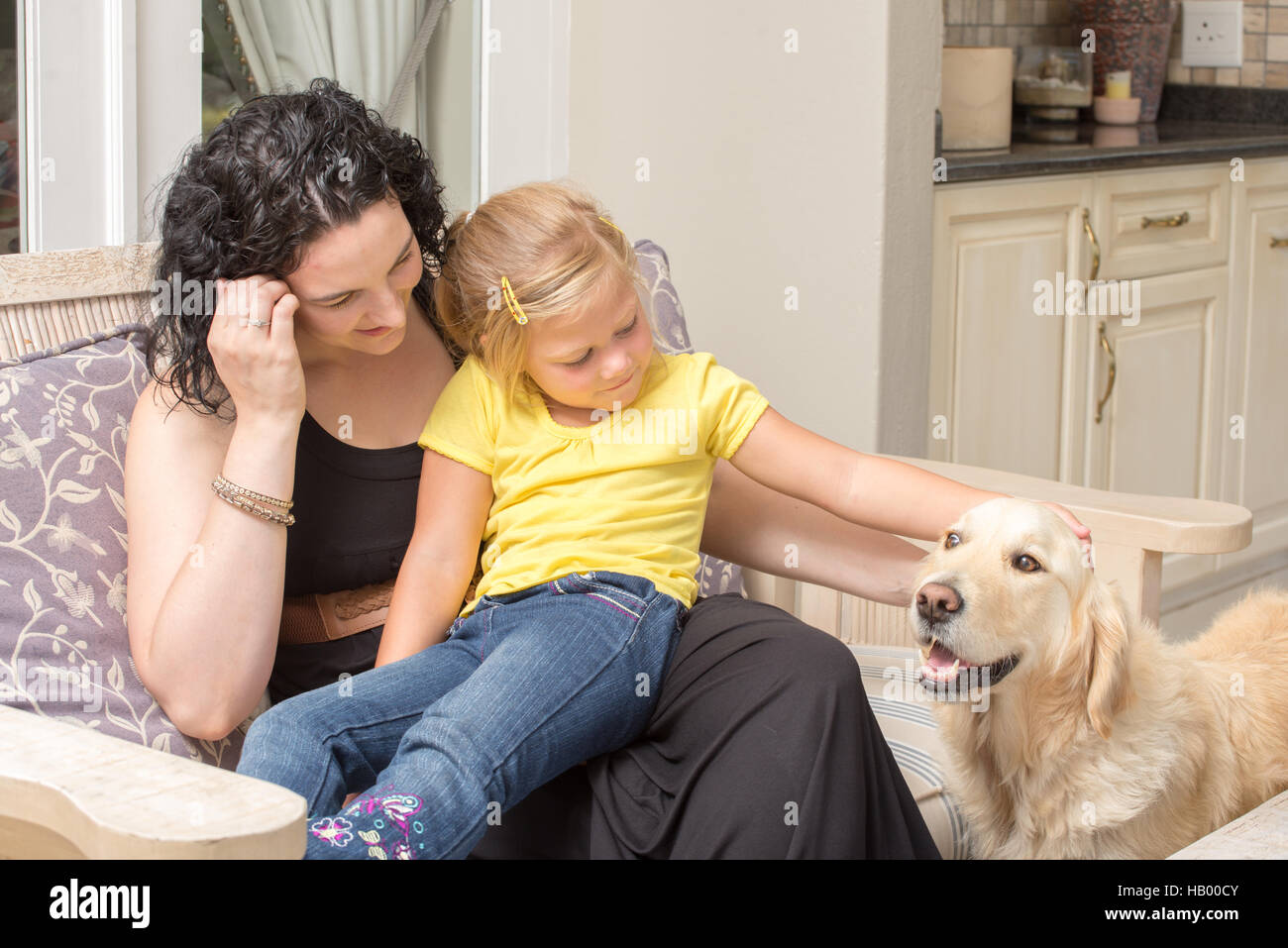 Ihre tochter und ihr hund -Fotos und -Bildmaterial in hoher Auflösung ...