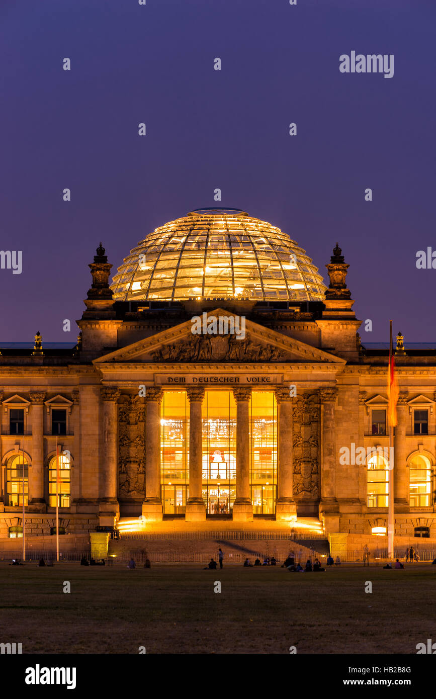 Cupola of the reichstag at night -Fotos und -Bildmaterial in hoher Auflösung – Alamy