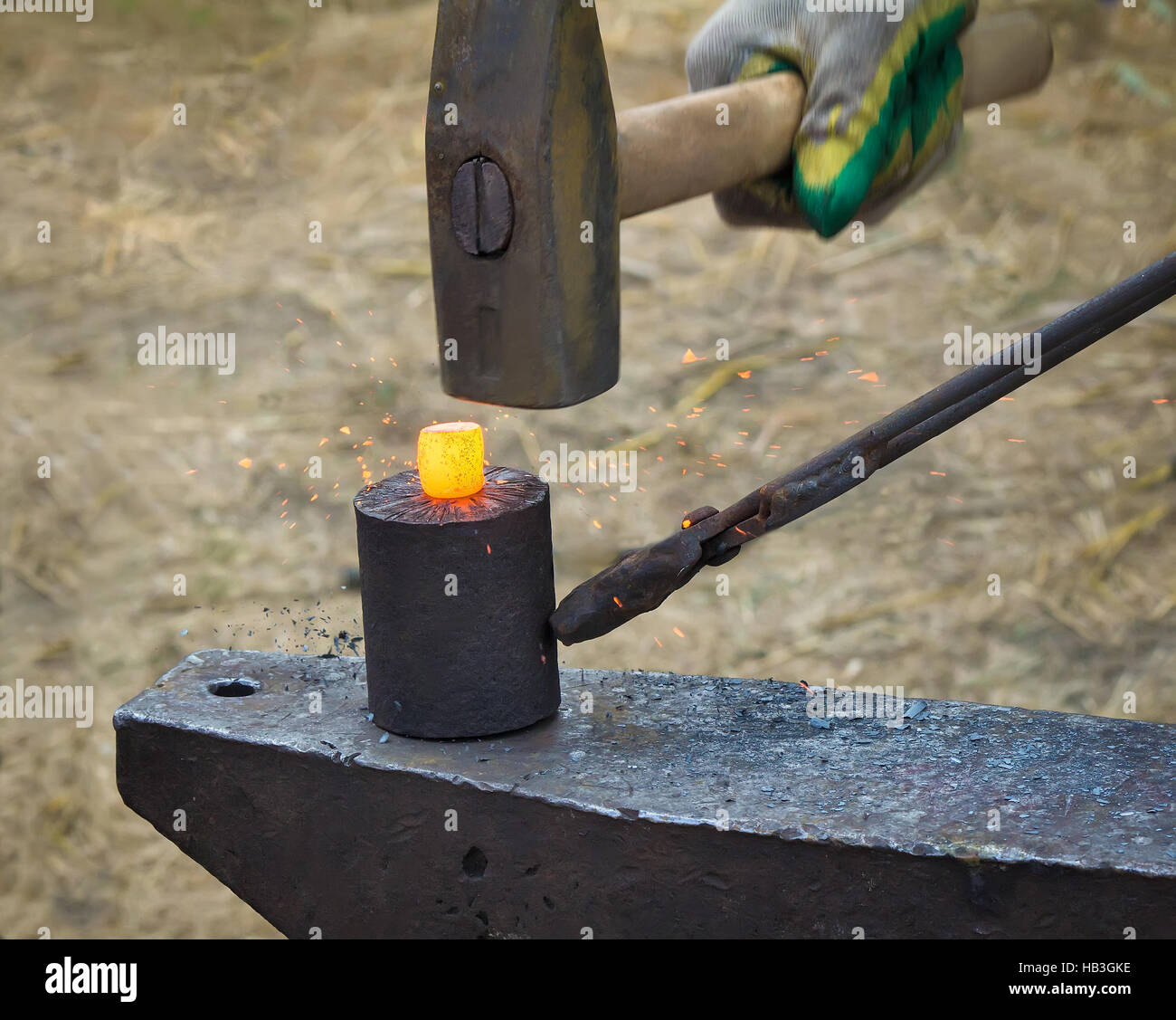 Amboss und hammer -Fotos und -Bildmaterial in hoher Auflösung – Alamy