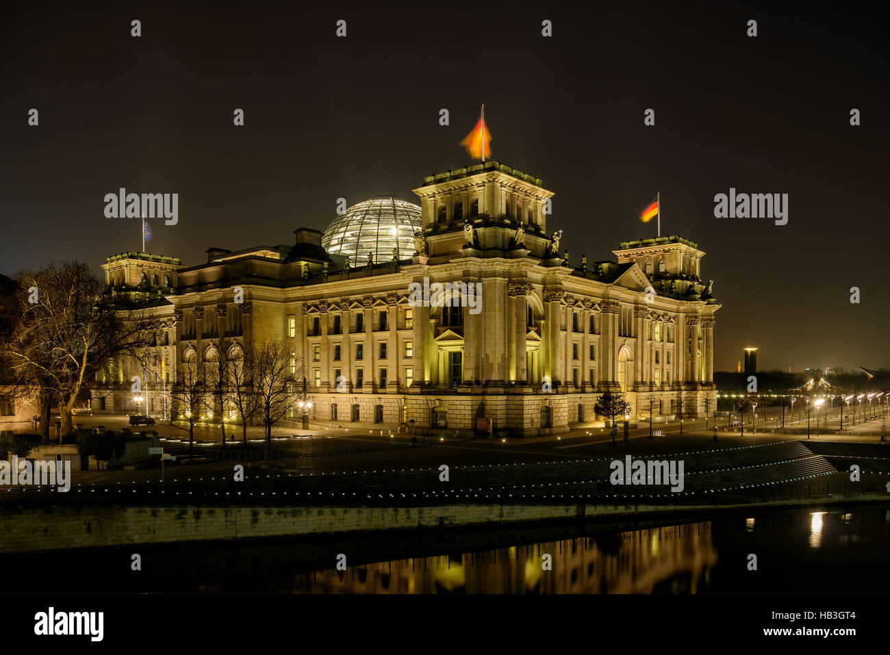 Cupola of the reichstag at night -Fotos und -Bildmaterial in hoher Auflösung – Alamy