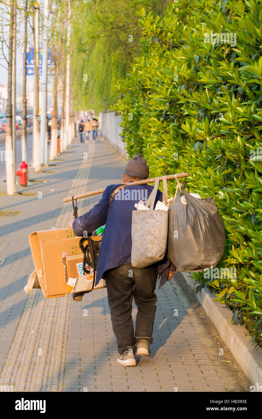 Dreckiger alter mann -Fotos und -Bildmaterial in hoher Auflösung – Alamy