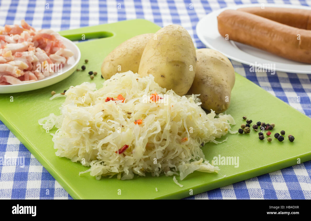 Zutaten für typische holländische Schale Zuurkool mit Sauerkraut ...
