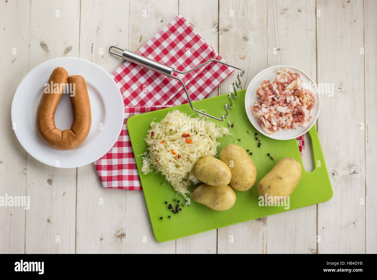 Zutaten für typische holländische Schale Zuurkool mit Sauerkraut ...