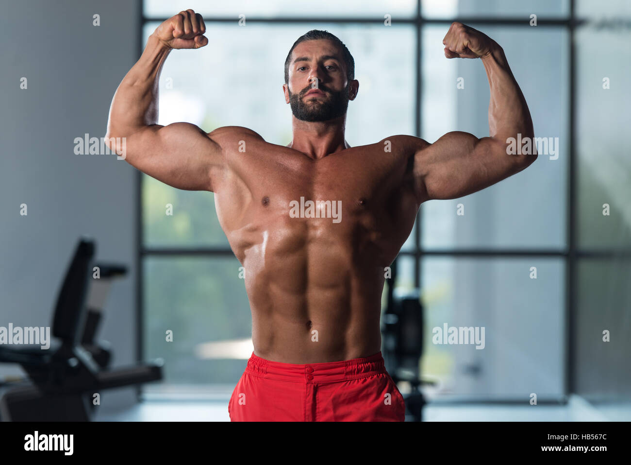 Porträt einer Fit Jüngling zeigen vorderen Doppel Bizeps Pose ...