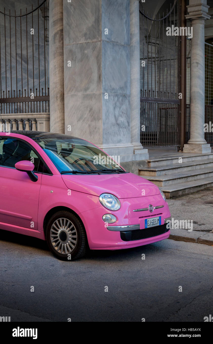 Rosa fiat 500 -Fotos und -Bildmaterial in hoher Auflösung – Alamy