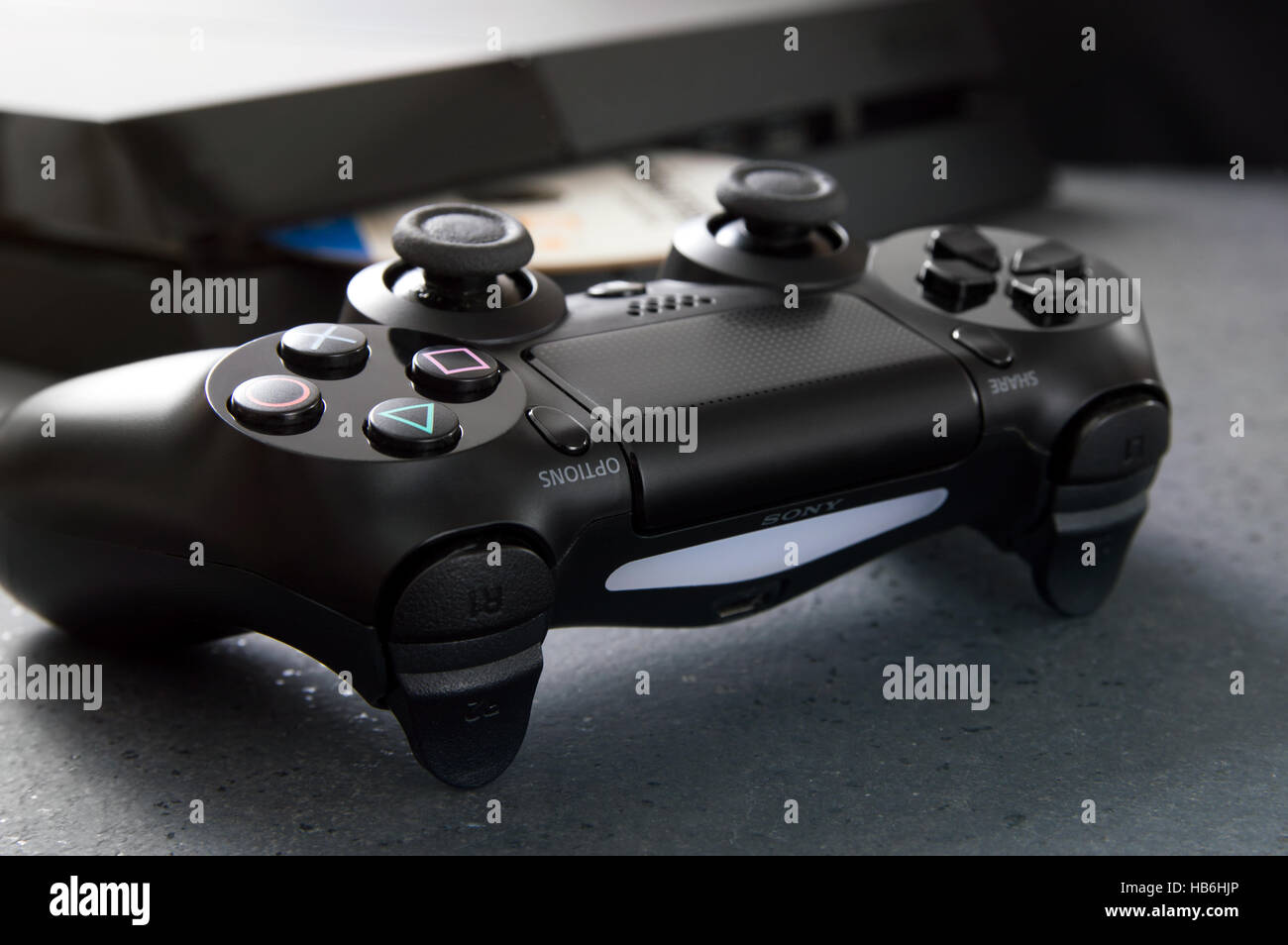 Playstation 4 Controller Stockfotos und -bilder Kaufen - Alamy