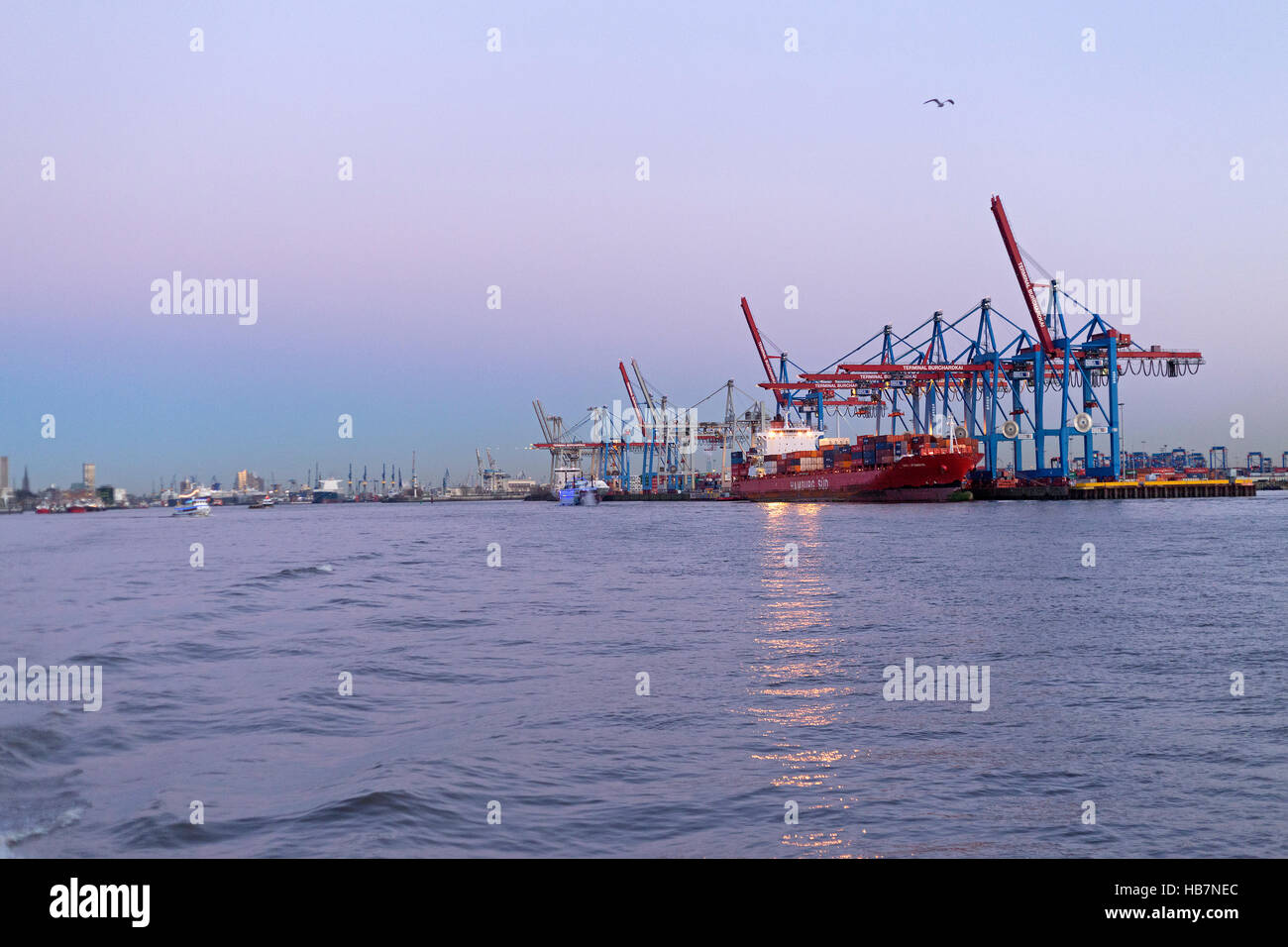 Containerschiff hamburg hafen -Fotos und -Bildmaterial in hoher ...