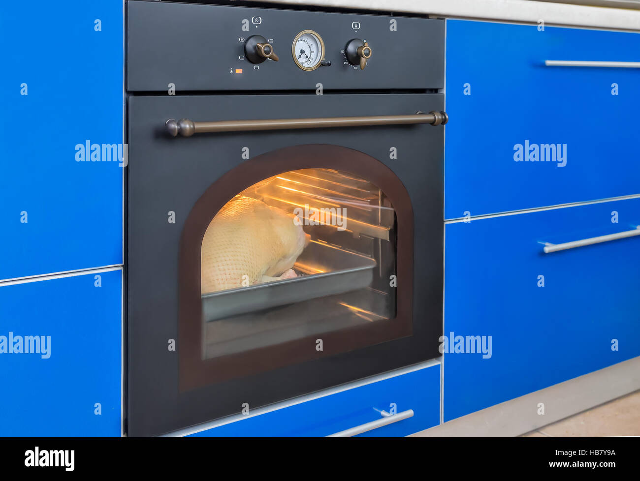 Kochen im elektroofen -Fotos und -Bildmaterial in hoher Auflösung – Alamy