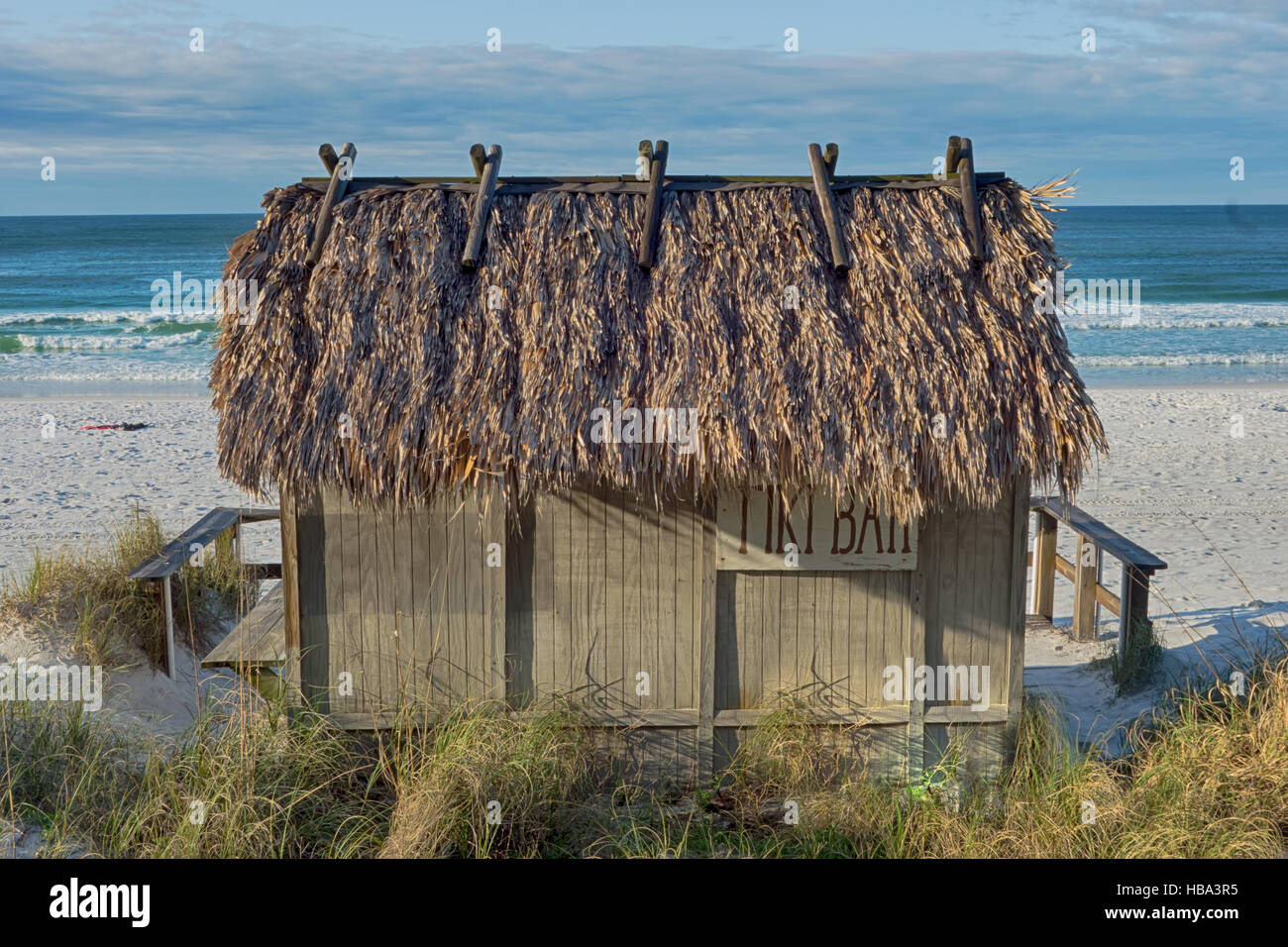 Tiki beach bar -Fotos und -Bildmaterial in hoher Auflösung – Alamy