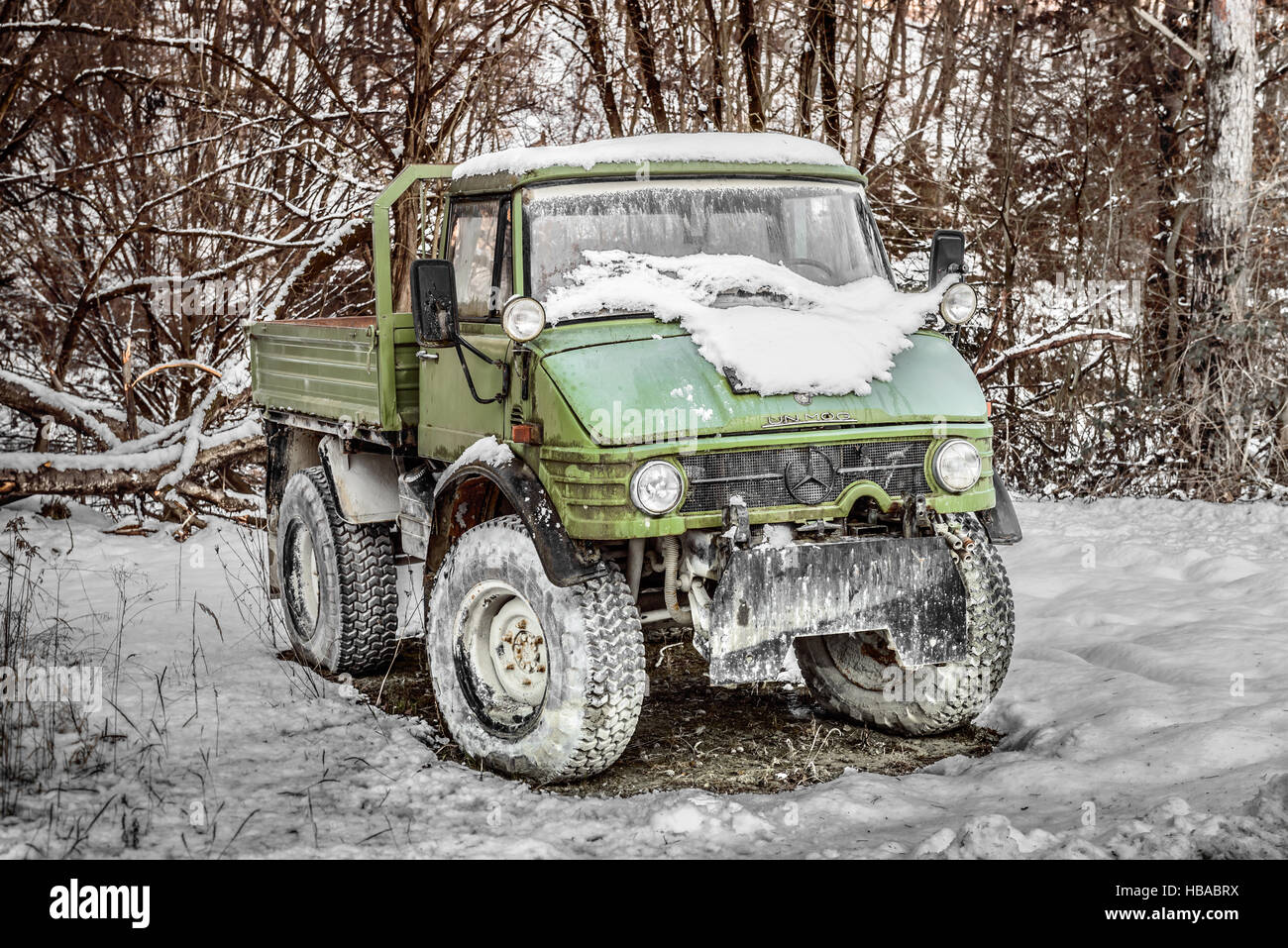 Unimog mercedes transport -Fotos und -Bildmaterial in hoher Auflösung ...