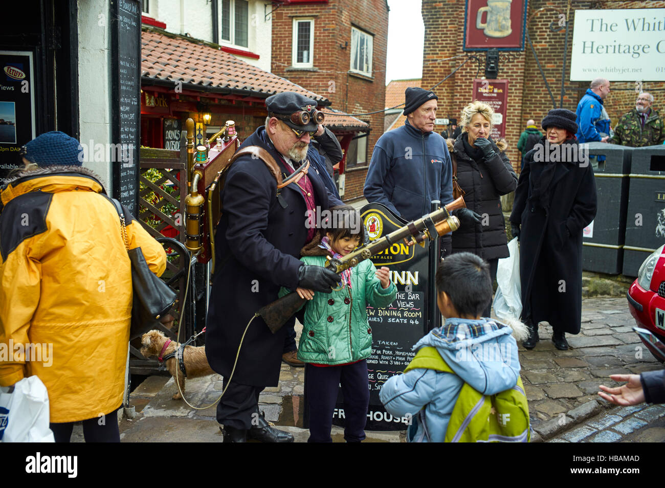 Kind mit gewehr -Fotos und -Bildmaterial in hoher Auflösung – Alamy