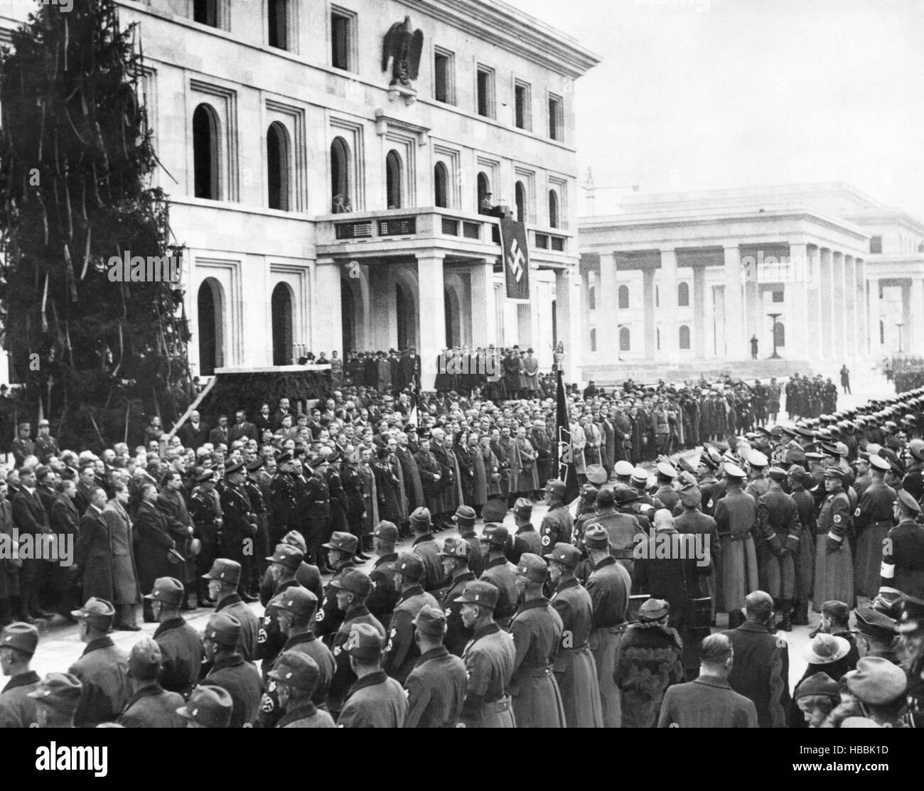 Adolf Hitler, Rede vom Balkon des Fuehrerhaus, München, 1935 ...