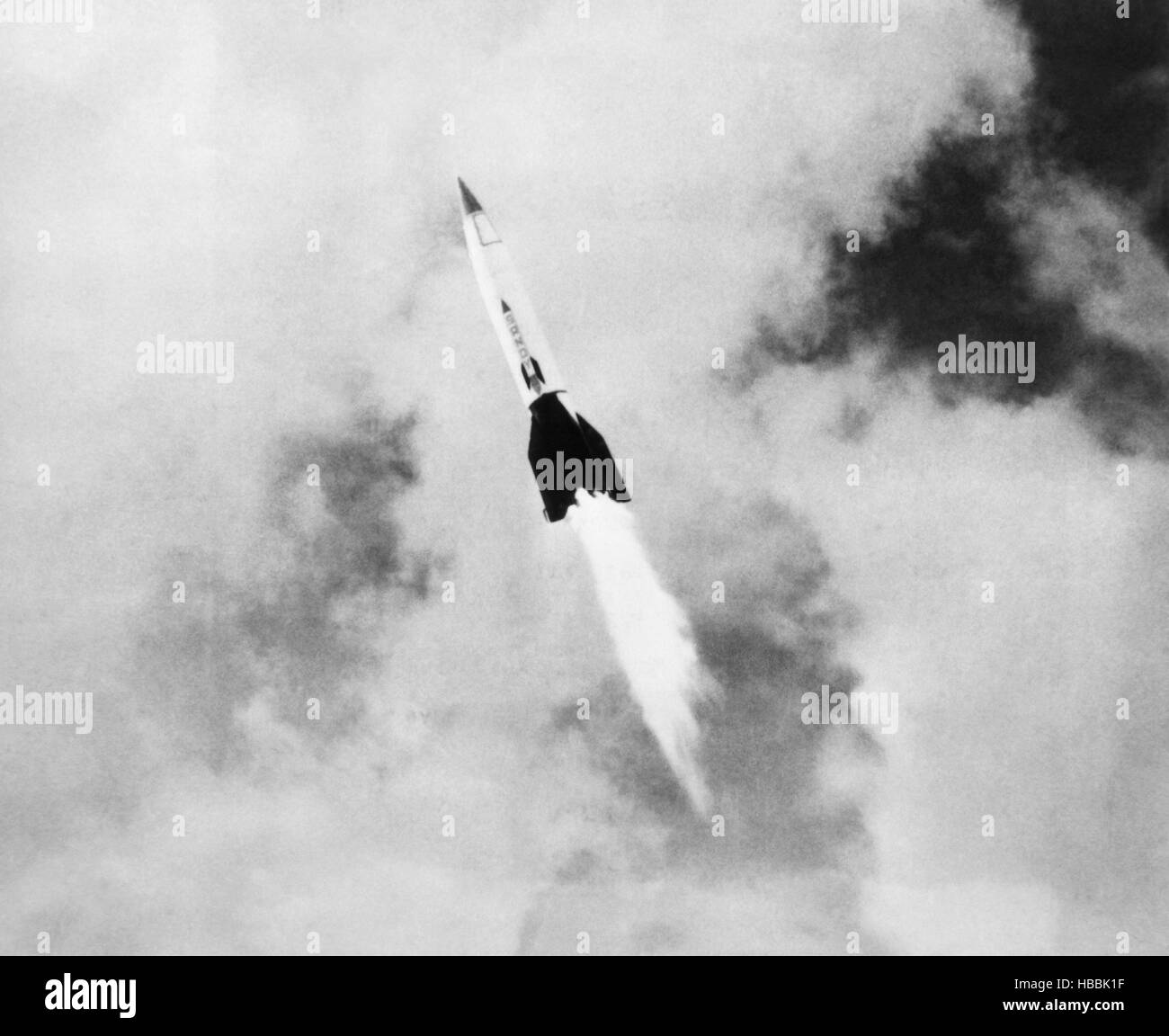 Eine aufgenommene Nazi-V2-Rakete, vom Deck der USS Midway, 6. September ...