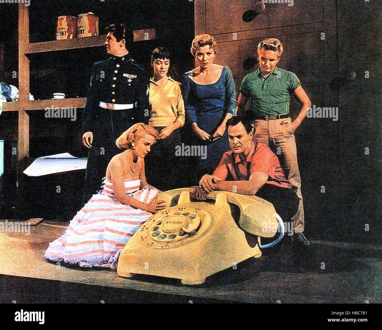 ATTACK OF THE PUPPET PEOPLE, vorne v.l.: June Kenney, John Agar, hinten ...