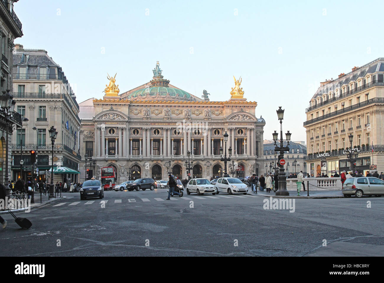Paris opera house exterior -Fotos und -Bildmaterial in hoher Auflösung ...