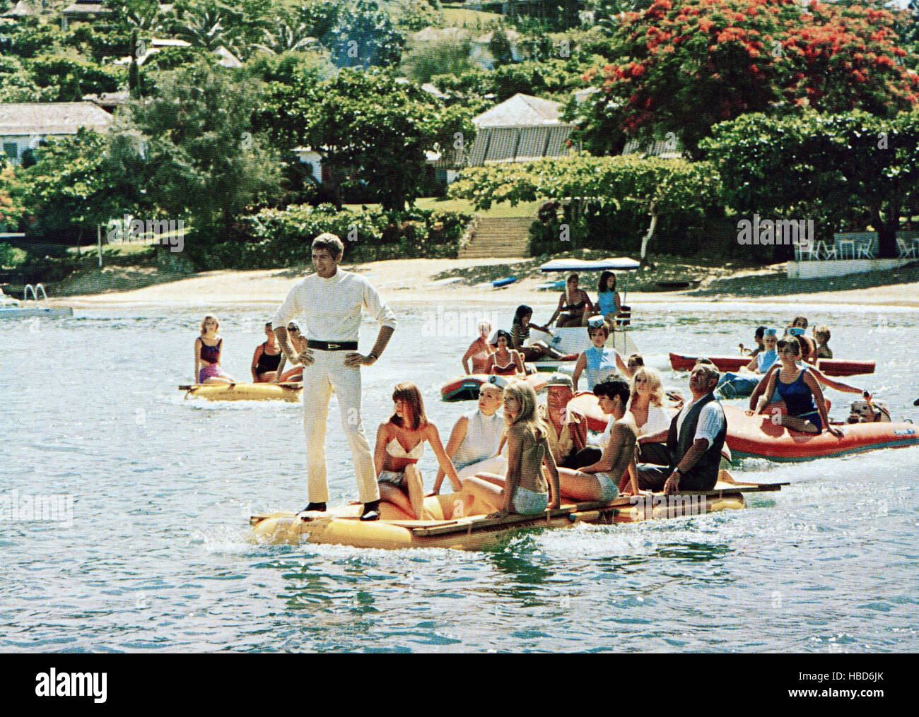 WIE Feuerstein, James Coburn (stehend) 1967, TM Copyright © 20th ...