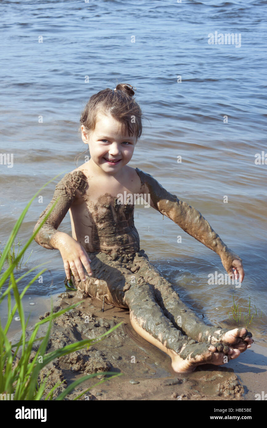 Girls In Mud Fotos Und Bildmaterial In Hoher Auflösung Alamy