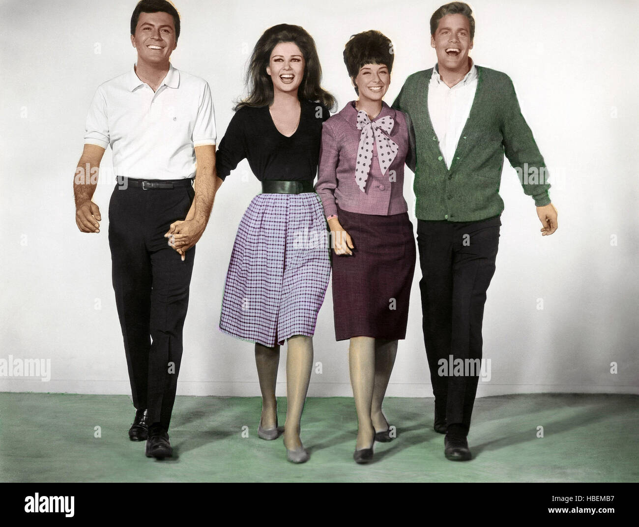 Das lebhafte SET, von links: James Darren, Pamela Tiffin, Joanie ...