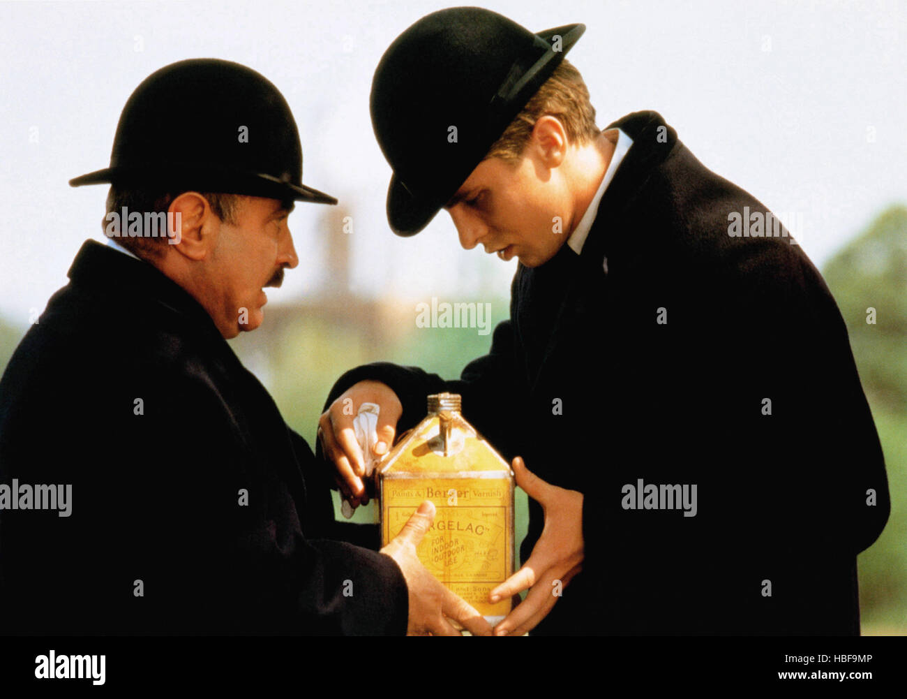 DER Geheimagent, von links: Bob Hoskins, Christian Bale, 1996, TM ...