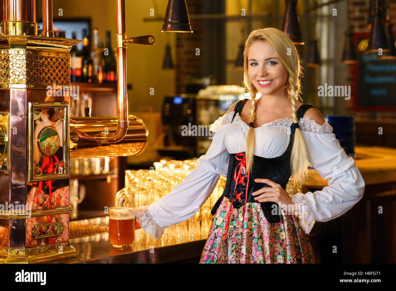 Kellnerin kleid -Fotos und -Bildmaterial in hoher Auflösung – Alamy