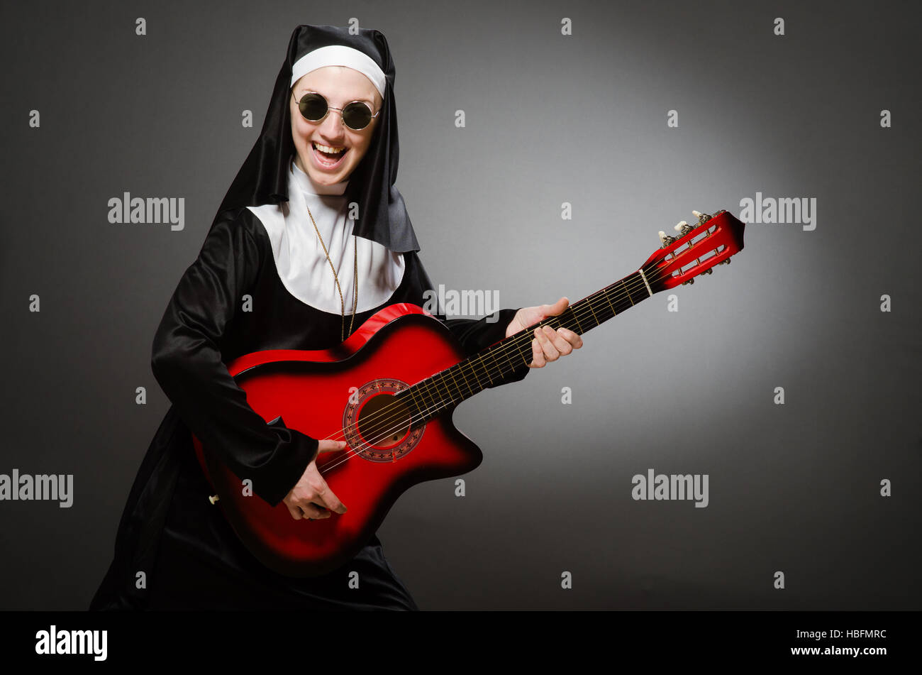 Nonne mit brille -Fotos und -Bildmaterial in hoher Auflösung – Alamy