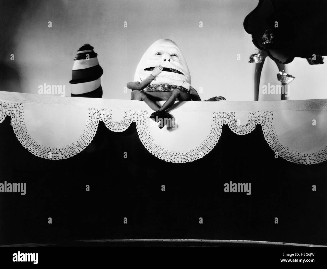 ALICE IN WONDERLAND, WC Fields als Humpty-Dumpty, 1933 Stockfotografie ...