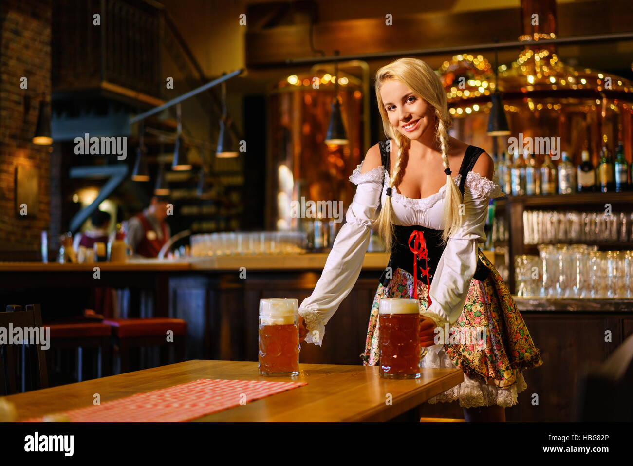 Frau kneipe alkohol -Fotos und -Bildmaterial in hoher Auflösung – Alamy