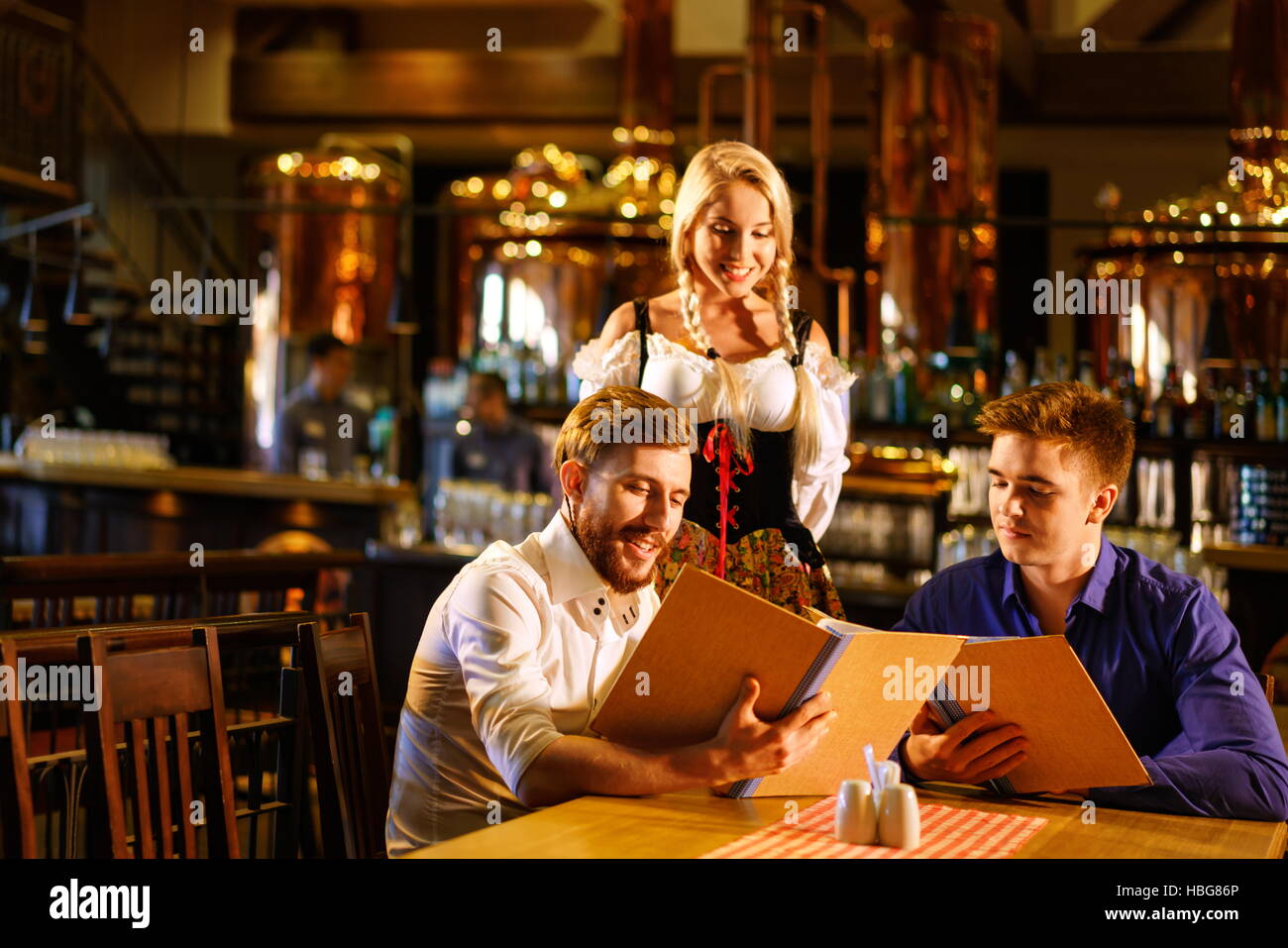 Menschen trinken in der bar -Fotos und -Bildmaterial in hoher Auflösung ...