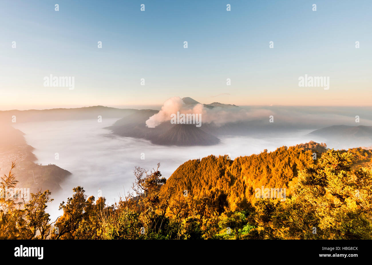Vulkan in wolken -Fotos und -Bildmaterial in hoher Auflösung – Alamy