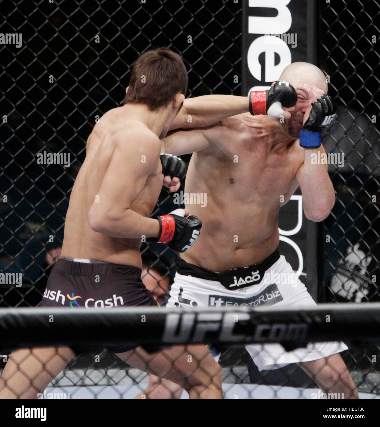 UFC-Kämpfer Kim Dong-Hyun, links, kämpft Sean Pierson bei UFC 141 in ...