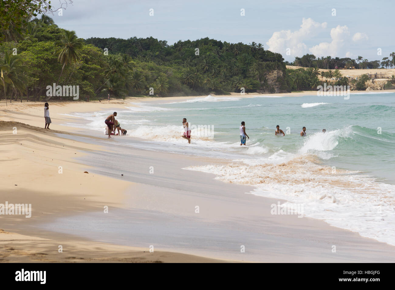 Kinder spielen auf felsen am strand -Fotos und -Bildmaterial in hoher ...