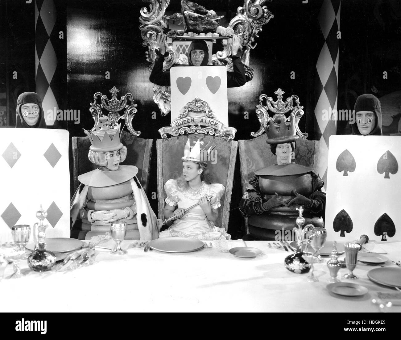 ALICE IN WONDERLAND, sitzend Mitte, von links: Louise Fazenda als die ...