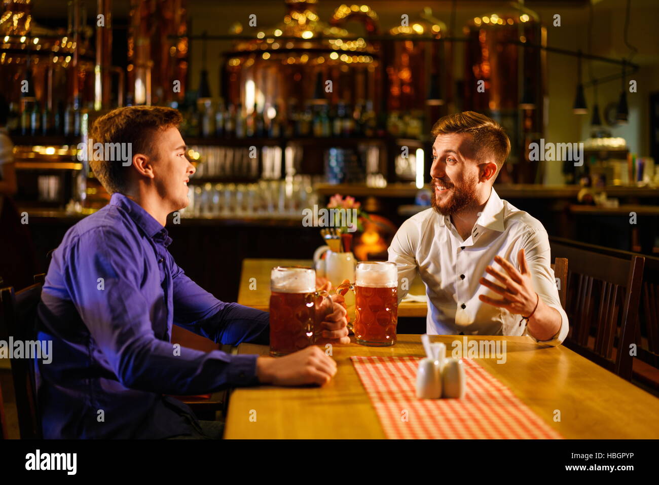 In der kneipe -Fotos und -Bildmaterial in hoher Auflösung – Alamy