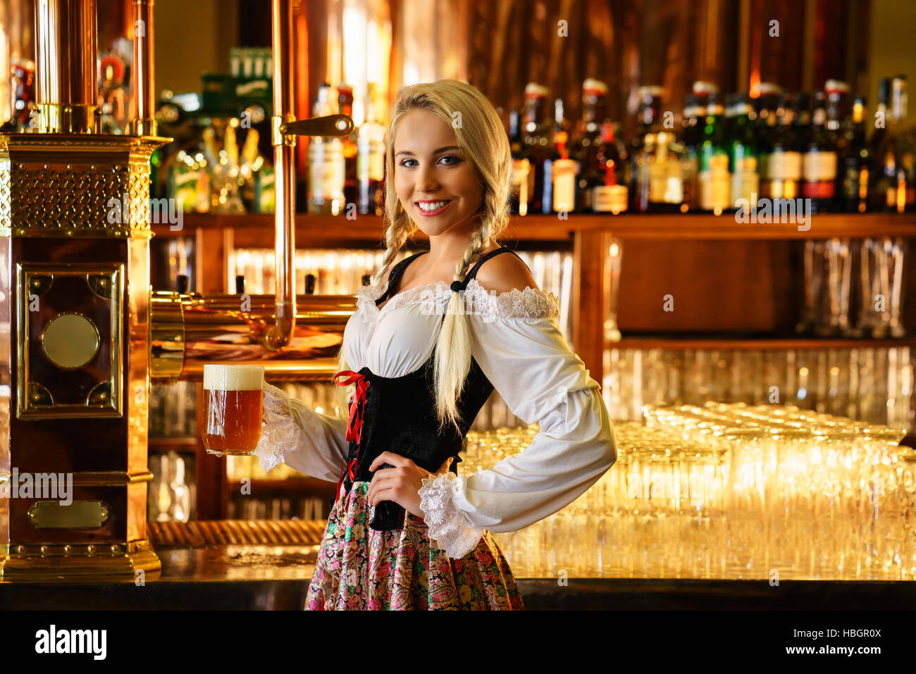 Oktoberfest waitress beer -Fotos und -Bildmaterial in hoher Auflösung ...