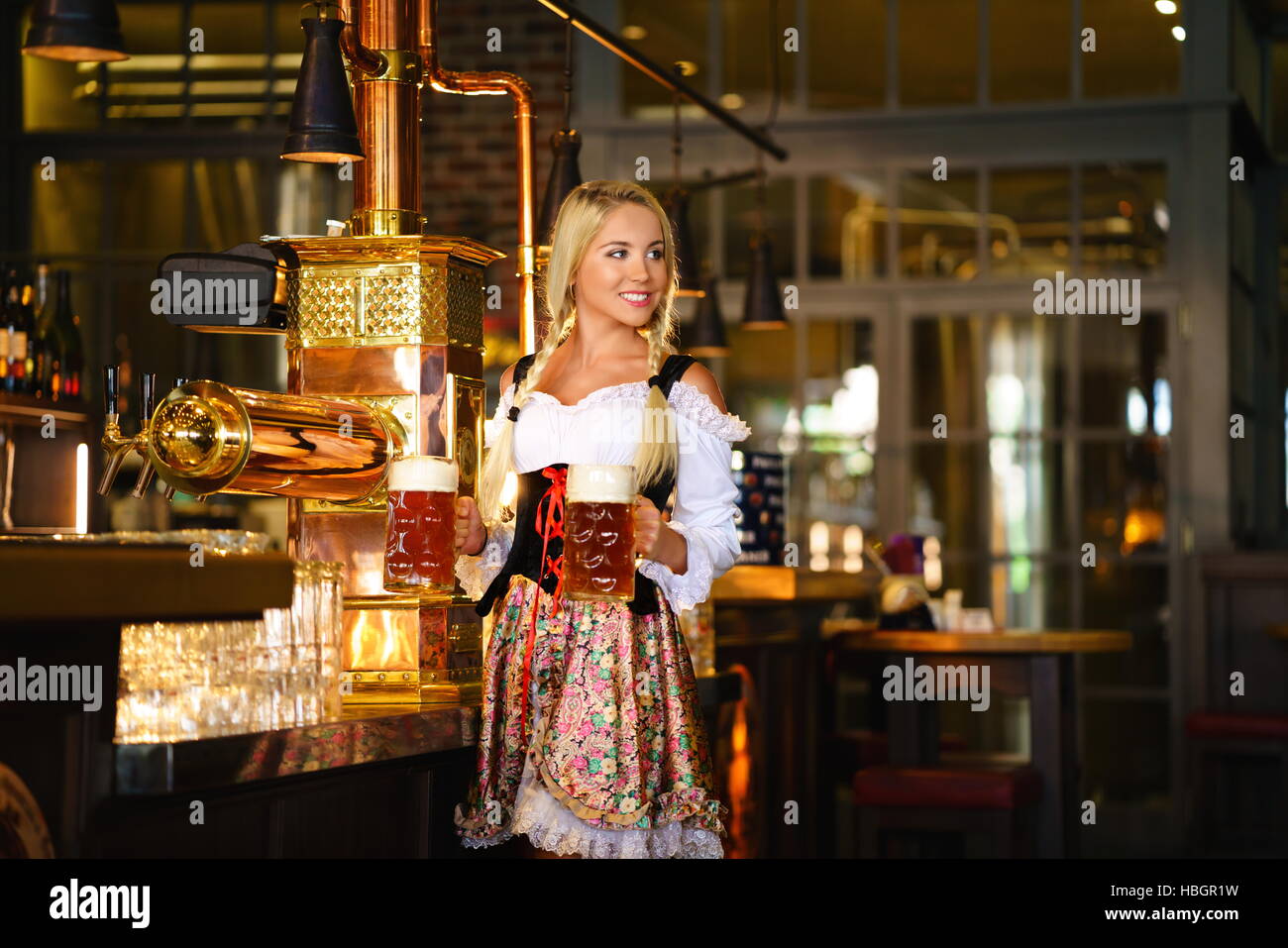 Kellnerin kleid -Fotos und -Bildmaterial in hoher Auflösung – Alamy