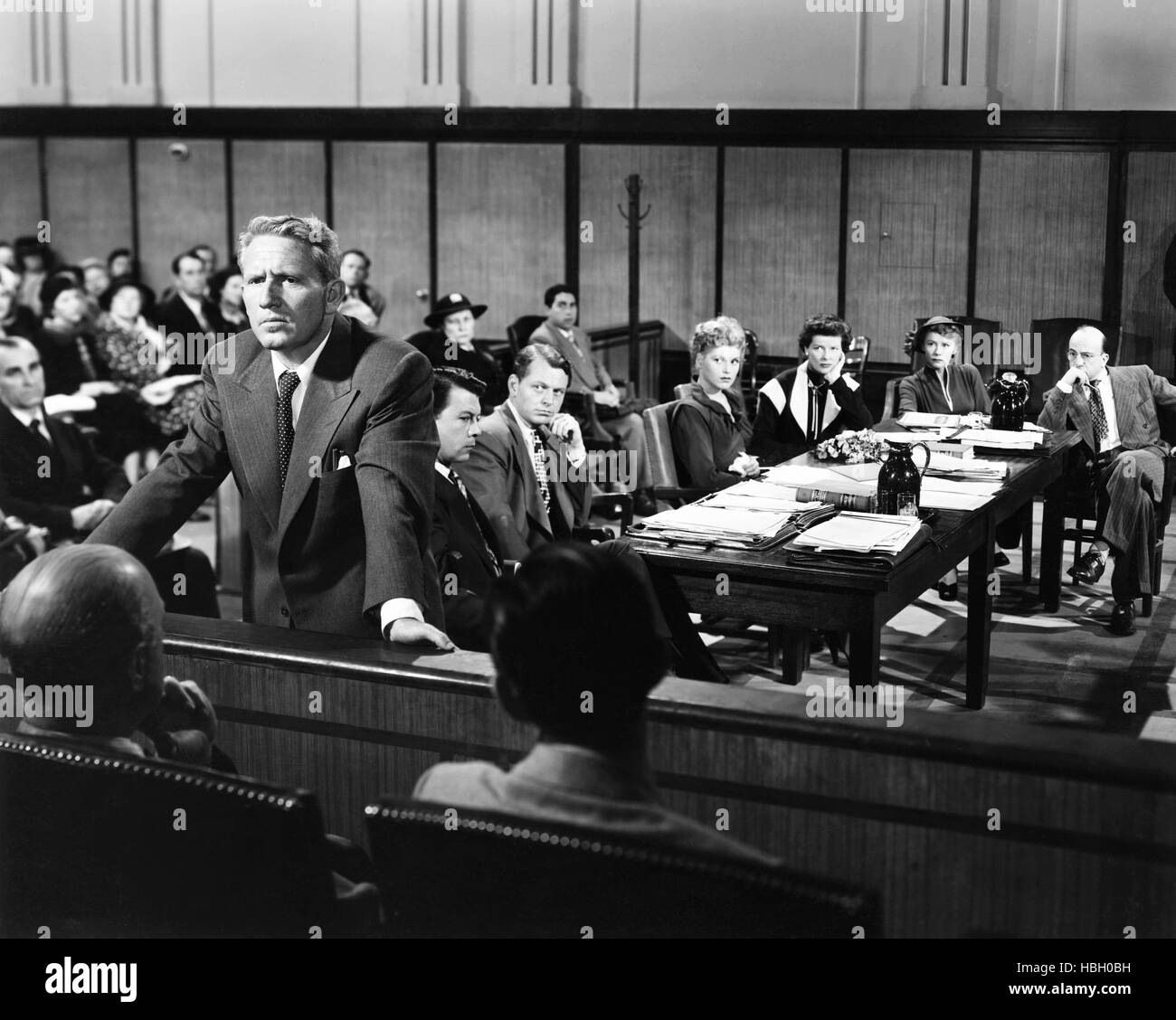 Adams Rippe, Spencer Tracy (stehend), am hinteren Tisch von links: Judy ...