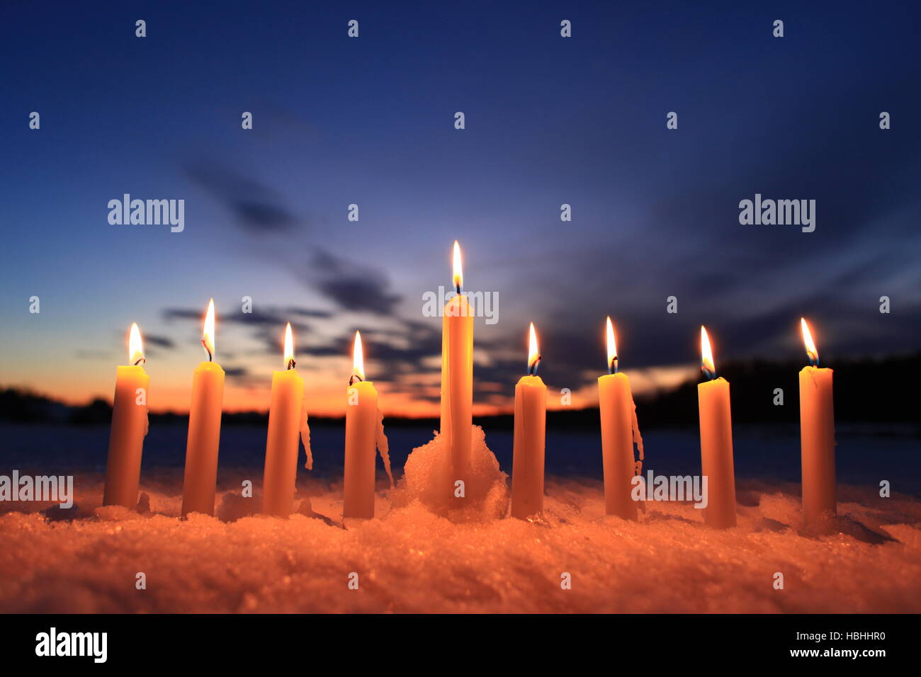 Candle fire light snow -Fotos und -Bildmaterial in hoher Auflösung – Alamy